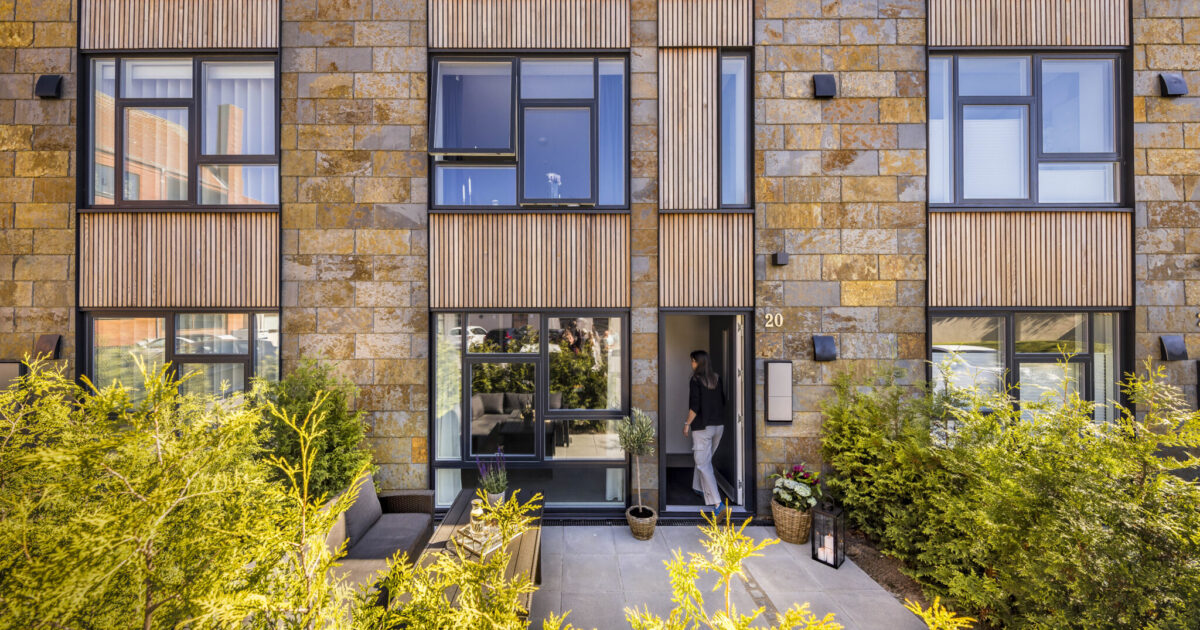 New Yorker inspirerede rækkehuse i gammel lastbil garage i beton ...